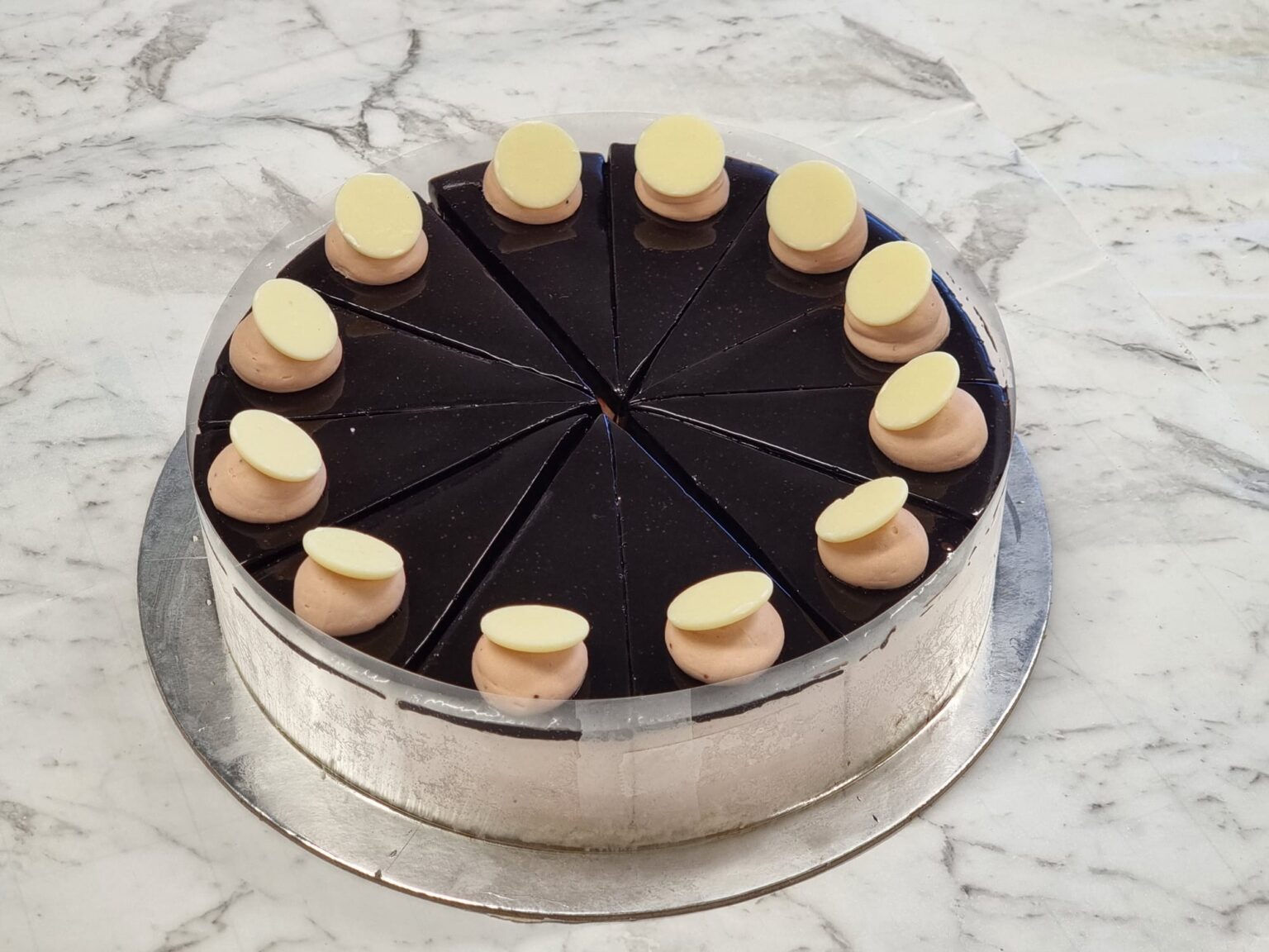 Traditional Pre-Sliced 9 inches Cakes – Sienna Desserts